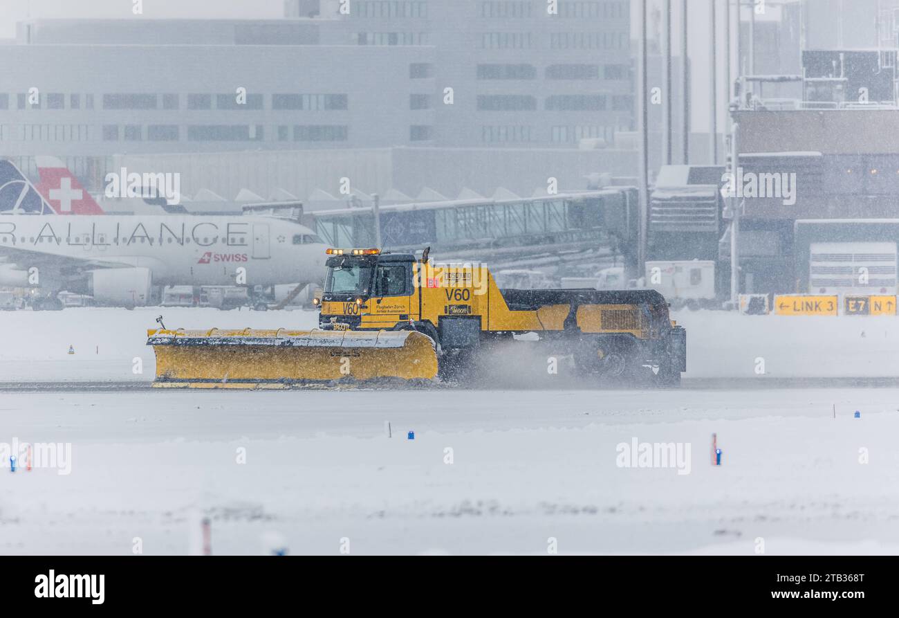 Winterdienst am Flughafen Zürich Zahlreiche Schneepfluge und weitere ...