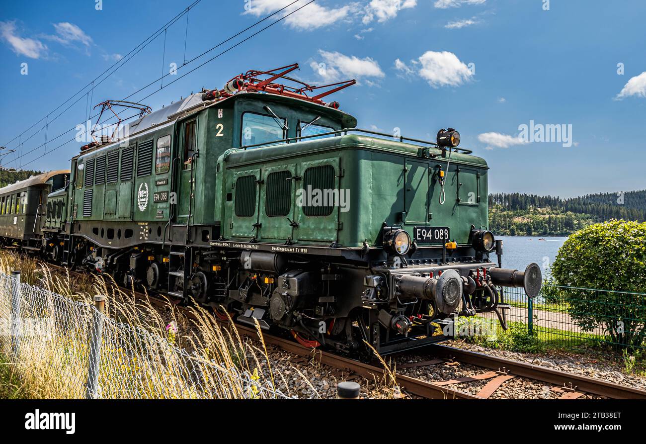 Güterzugelektrolokomotive Eine Güterzugelektrolokomotive E94 088 der Dreiseenbahn ist unterwegs ...
