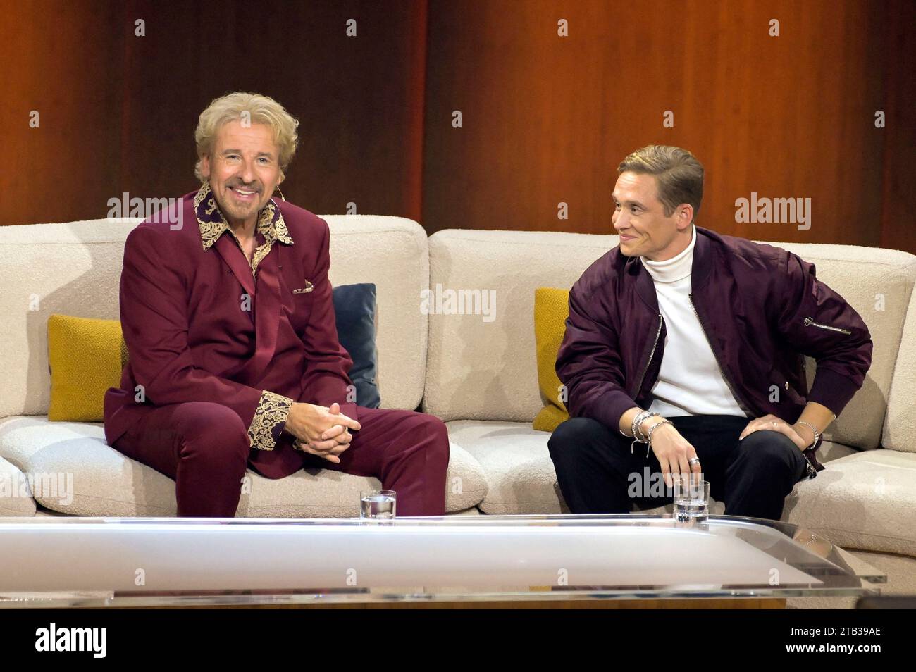 Thomas Gottschalk und Matthias Schweighöfer in der ZDF-Unterhaltungsshow 'Wetten, dass..?' live ...