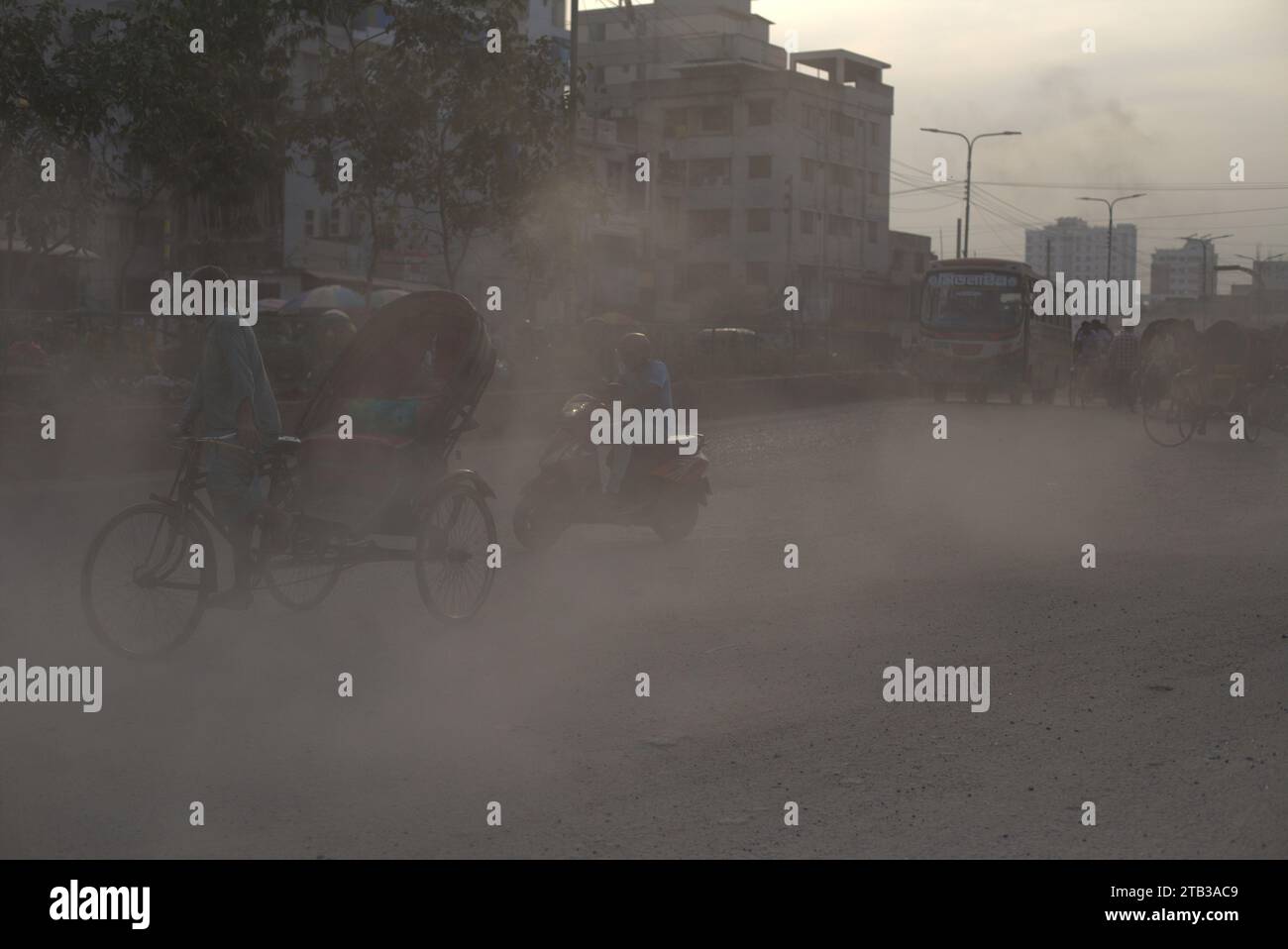 Dhaka, Bangladesh. 4th Dec, 2023. Heavy air pollution on a dusty road ...