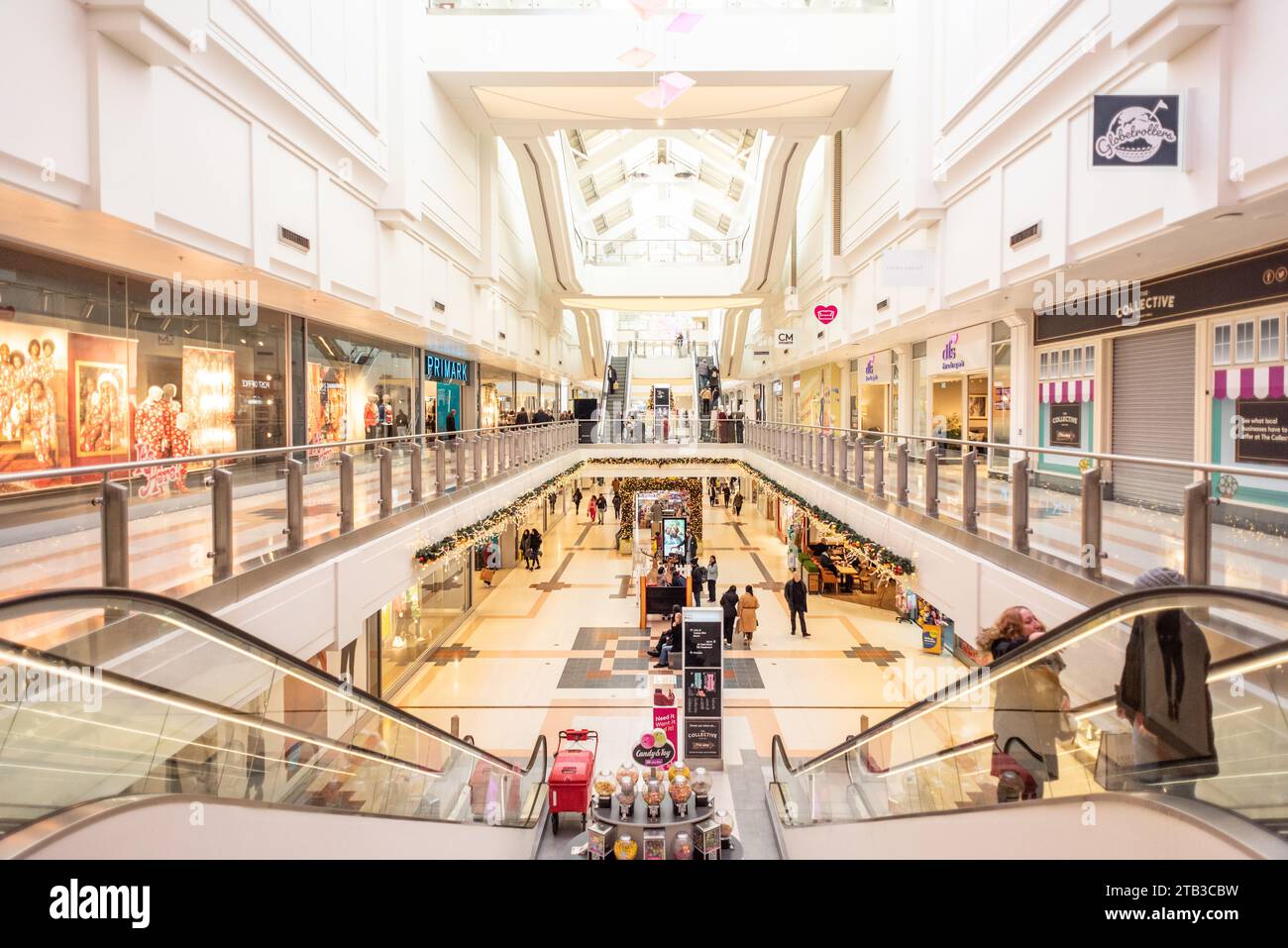 County mall shopping centre crawley hi-res stock photography and images ...