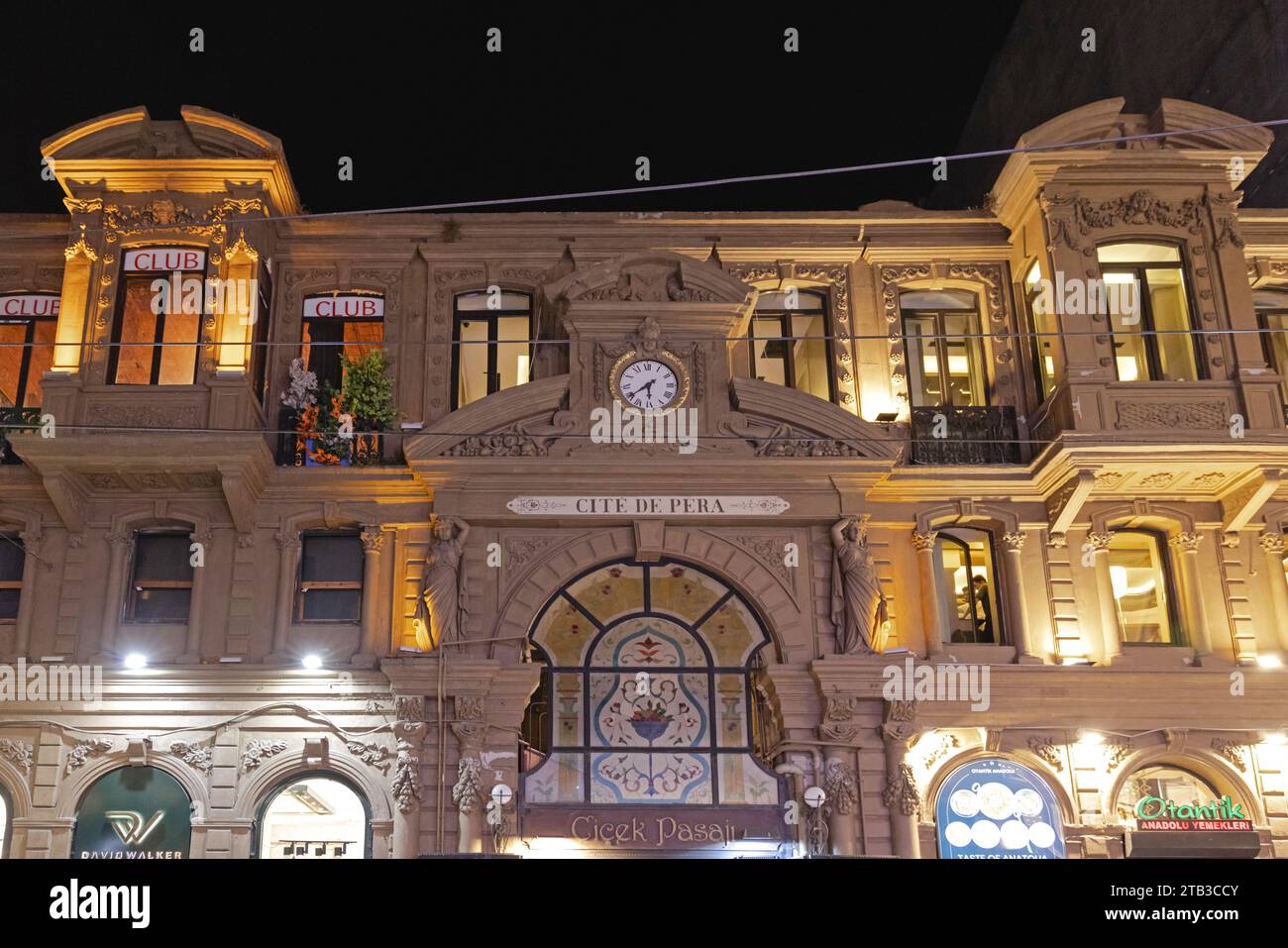 Istanbul, Turkey - October 17, 2023: Public Clock With Sign Cite de ...