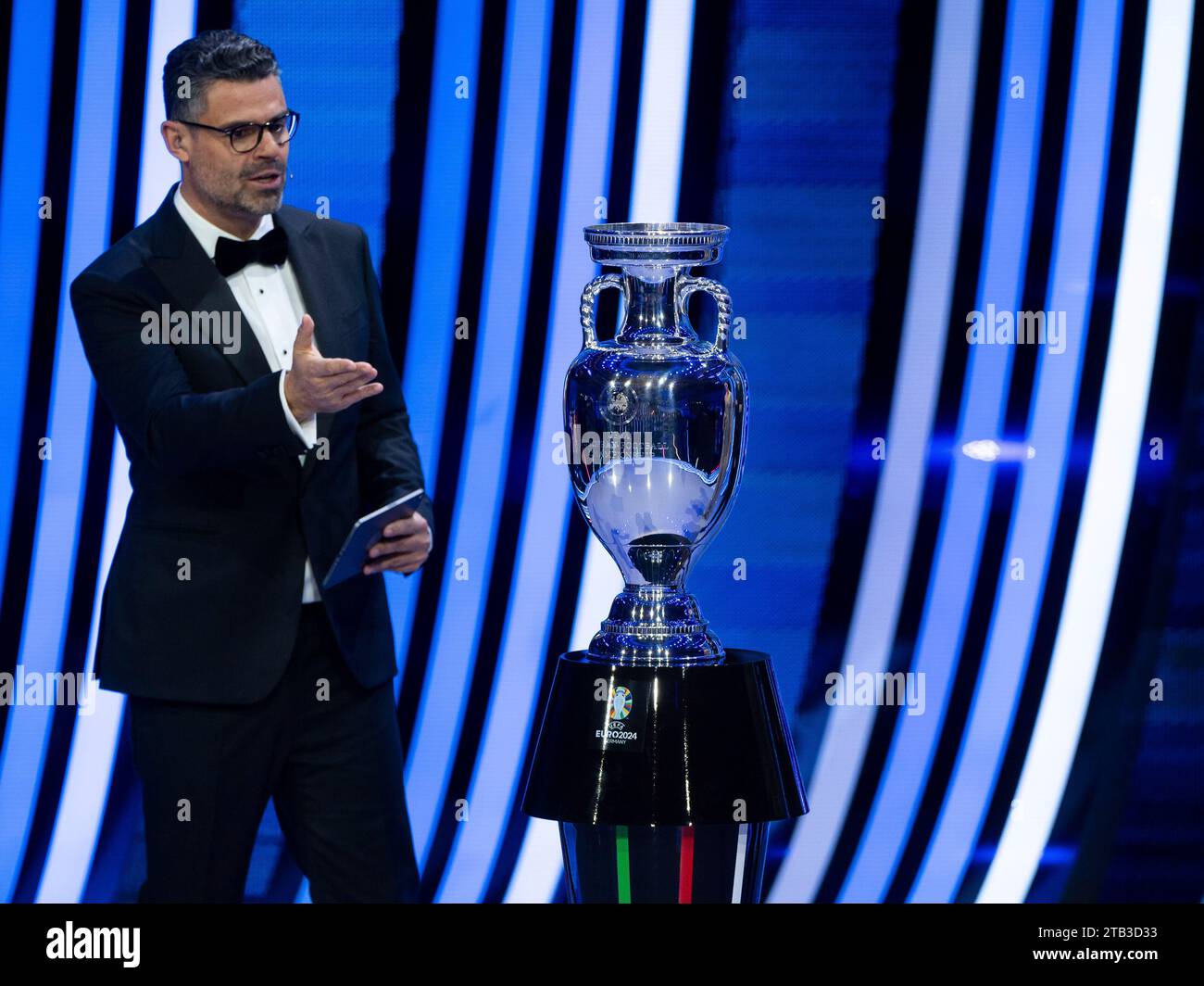 EM Pokal, im Hintergrund Pedro Pinto (Portugal, UEFA Moderator), GER ...