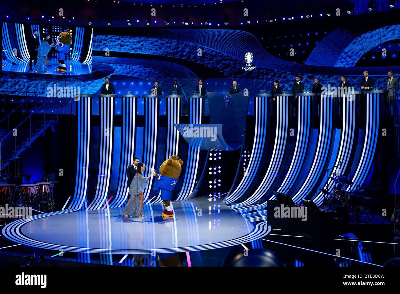 Maskottchen Albärt wird von Esther Sedlaczek (Deutschland, Moderatorin ...