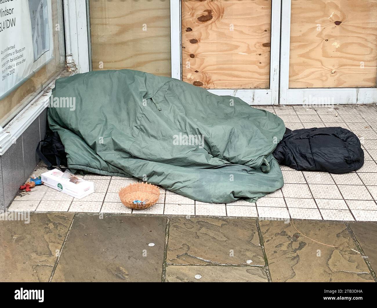 Windsor, Berkshire, UK. 4th December, 2023. A rough sleeper sleeps in ...