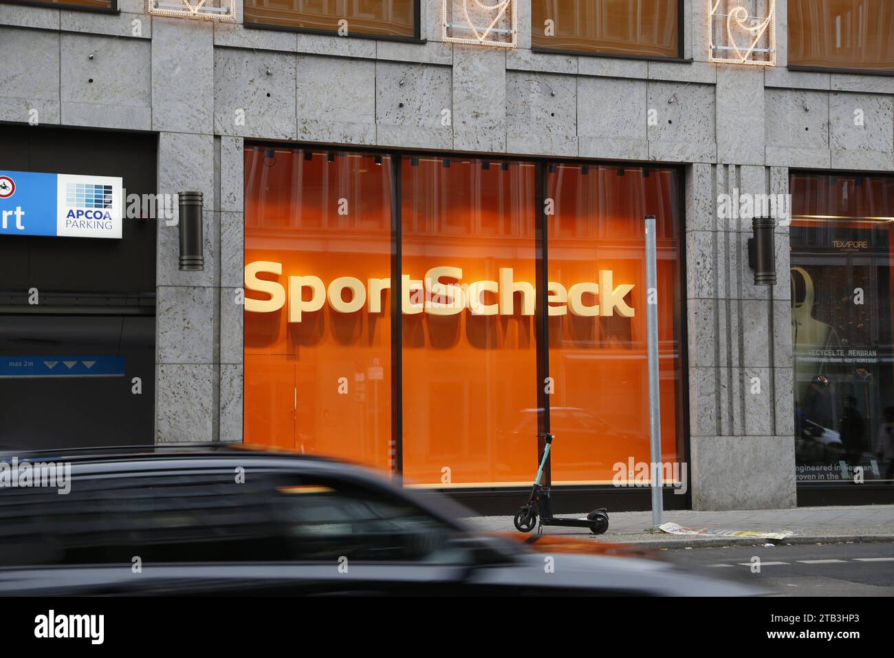 Sportscheck Filiale in einem Einkaufszentrum in Berlin am Potsdamer ...