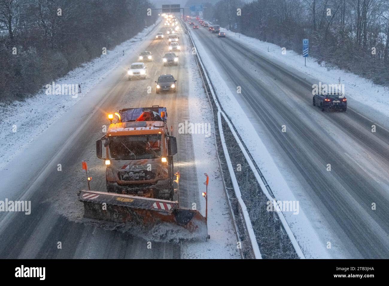 Schneefall in Hessen Ein Fahrzeug dies Winterdienstes räumt die ...