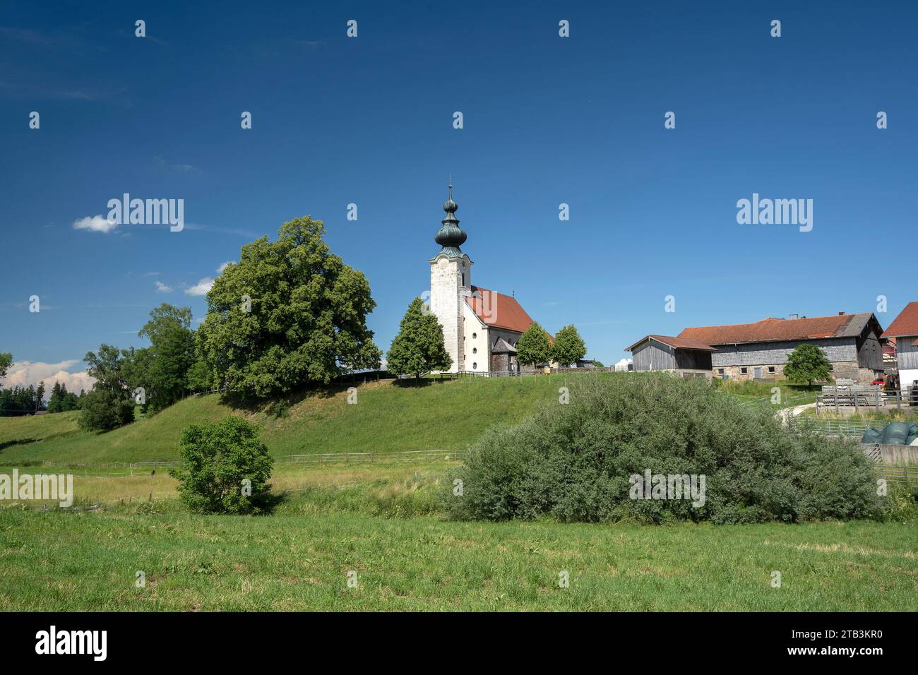 auf dem Weg nach Thundorf mit der Kirche St. Martin in der Gemeinde ...