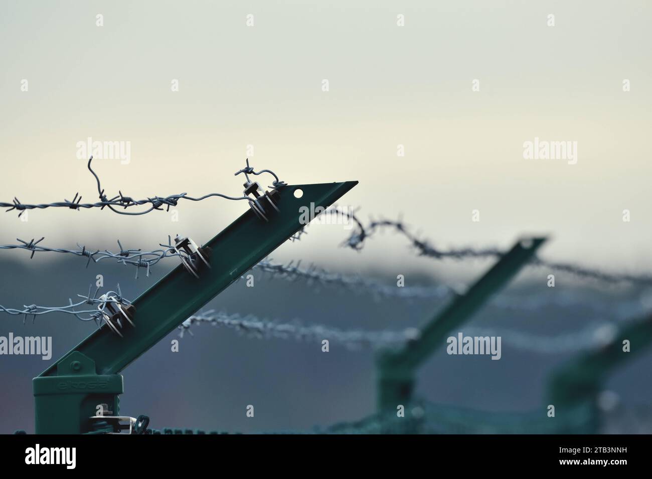 5.12.2023 Stacheldraht Symbol, Grenze Frankfurt am Main Flughafen ...