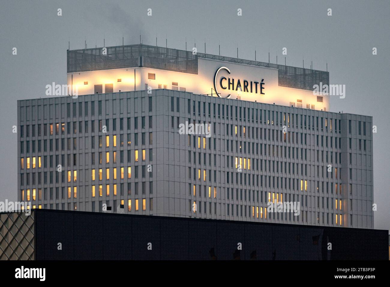 Logo und Schriftzug CharitÃ am Bettenhaus in Berlin Mitte. 04.12.2023 ...