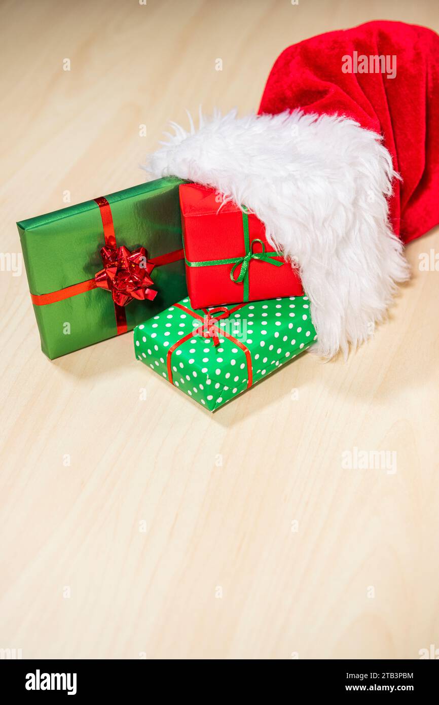 Christmas wrapped tv hi-res stock photography and images - Alamy