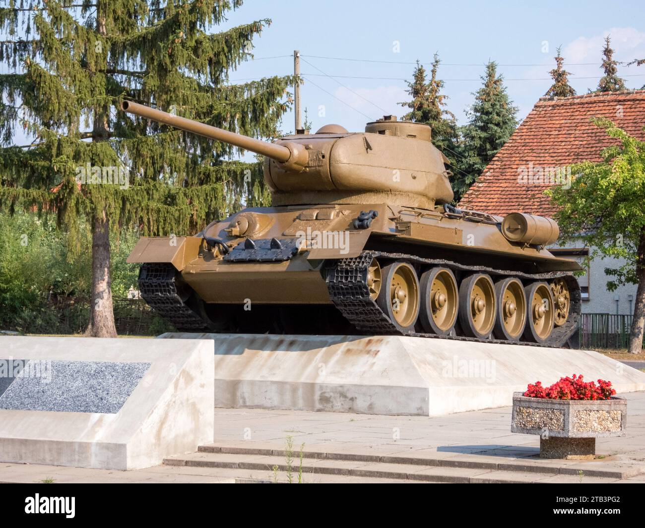 Der Panzer steht auf einem Sockel in der Ortsmitte und erinnert an den ...