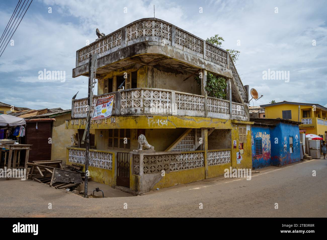 Colonial house caribbean residential hi-res stock photography and ...