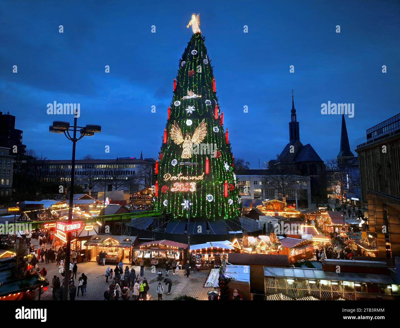 Dortmund, 04.12.2023 - Der angeblich höchste Weihnachtsbaum der Welt ...