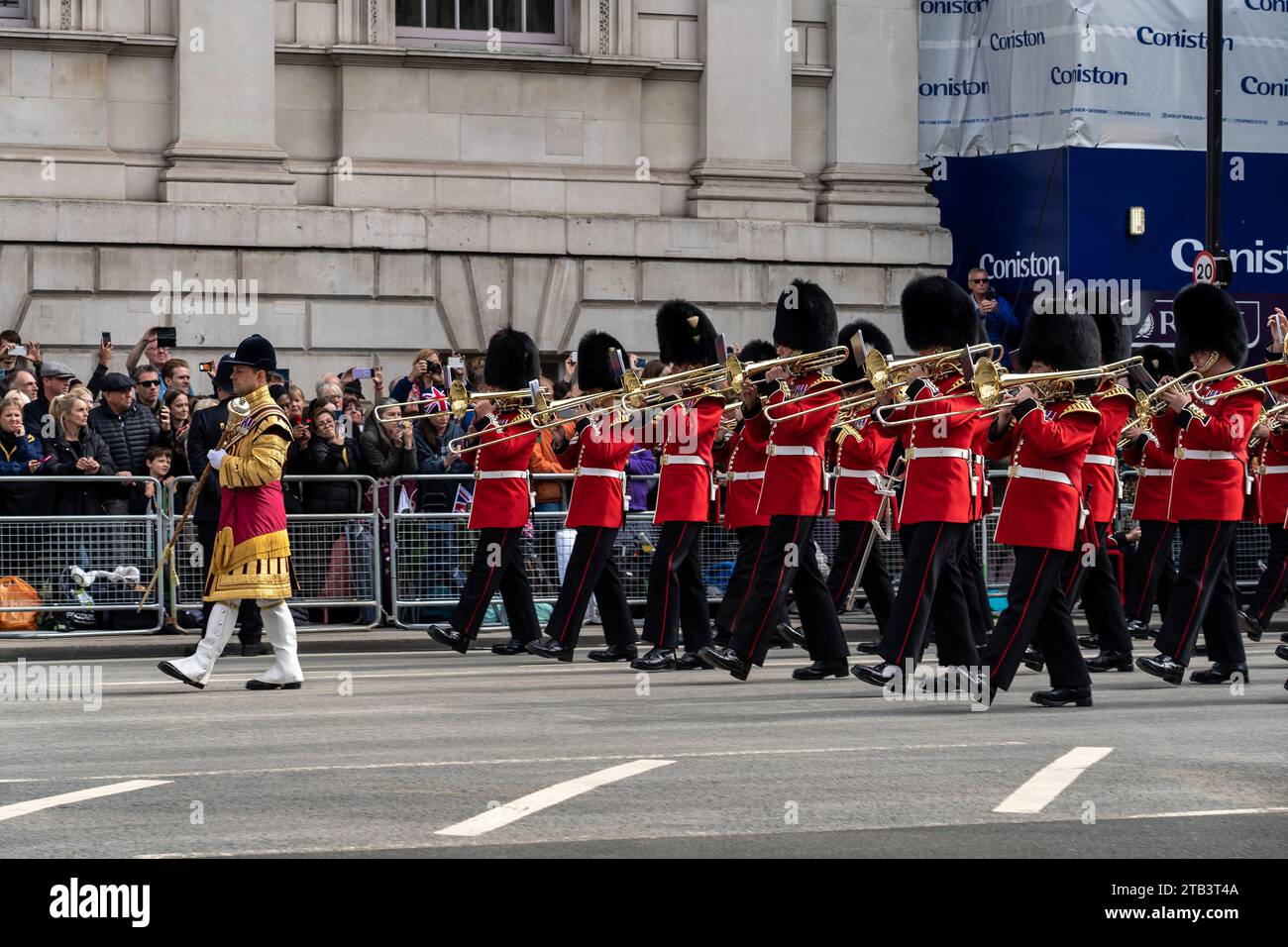 Royal family procession hi-res stock photography and images - Alamy