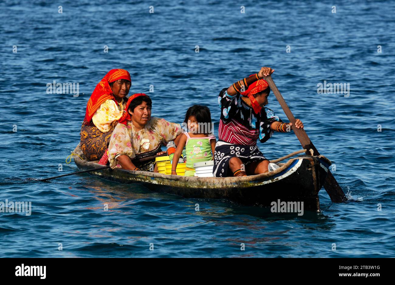Kuna Indian women in boat, Indigenous, Isla Porvenir, Island, Kuna ...