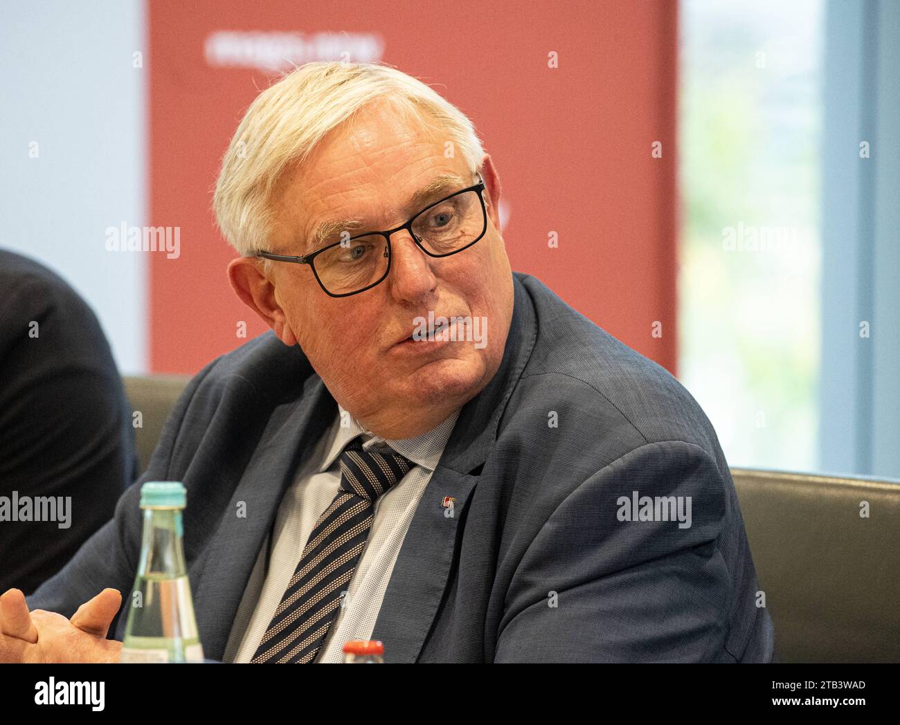 04.12.2023. Düsseldorf. NRW-Gesundheitsminister Karl-Josef Laumann überreicht den ...