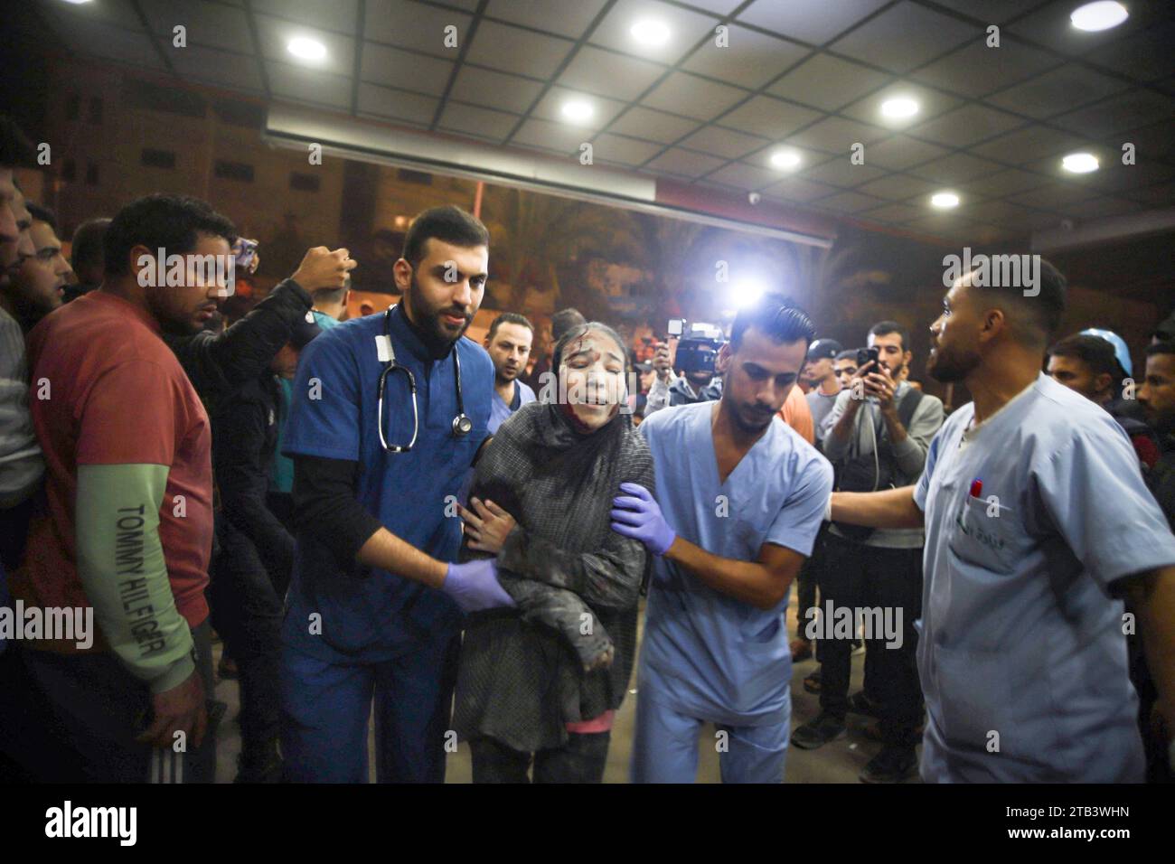 Khan Yunis, Palestine. 04th Dec, 2023. Injuried people arriving at ...