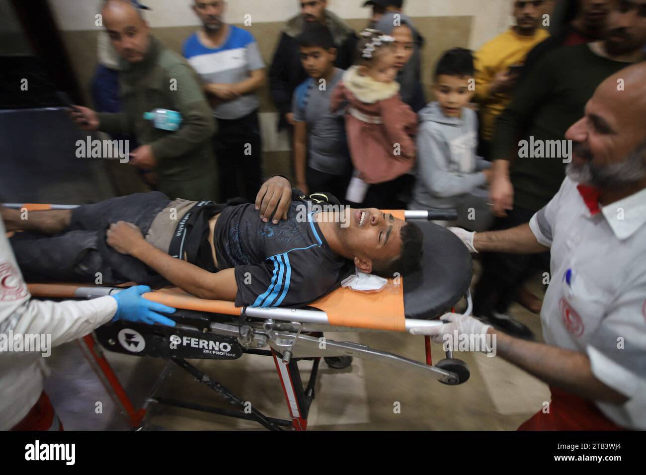 Khan Yunis, Palestine. 04th Dec, 2023. Injuried people arriving at ...