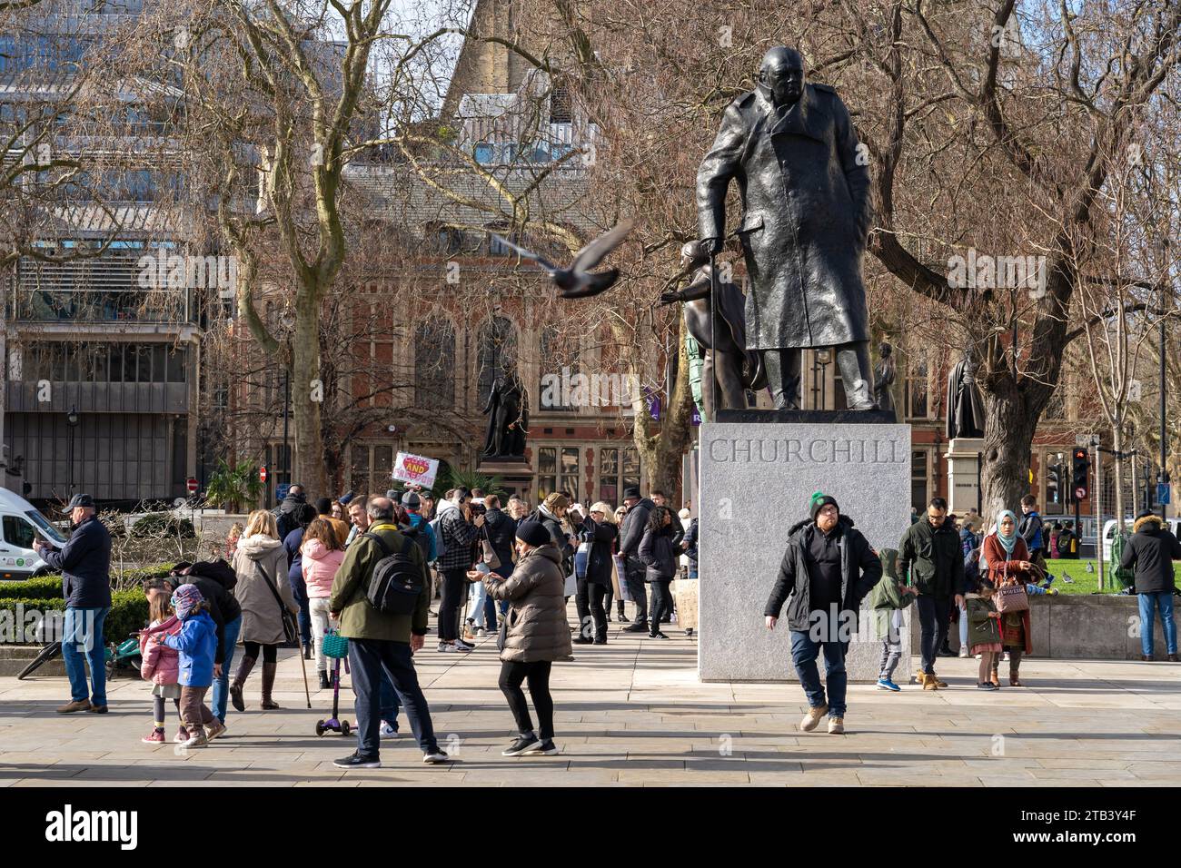 Crowd at statue hi-res stock photography and images - Alamy