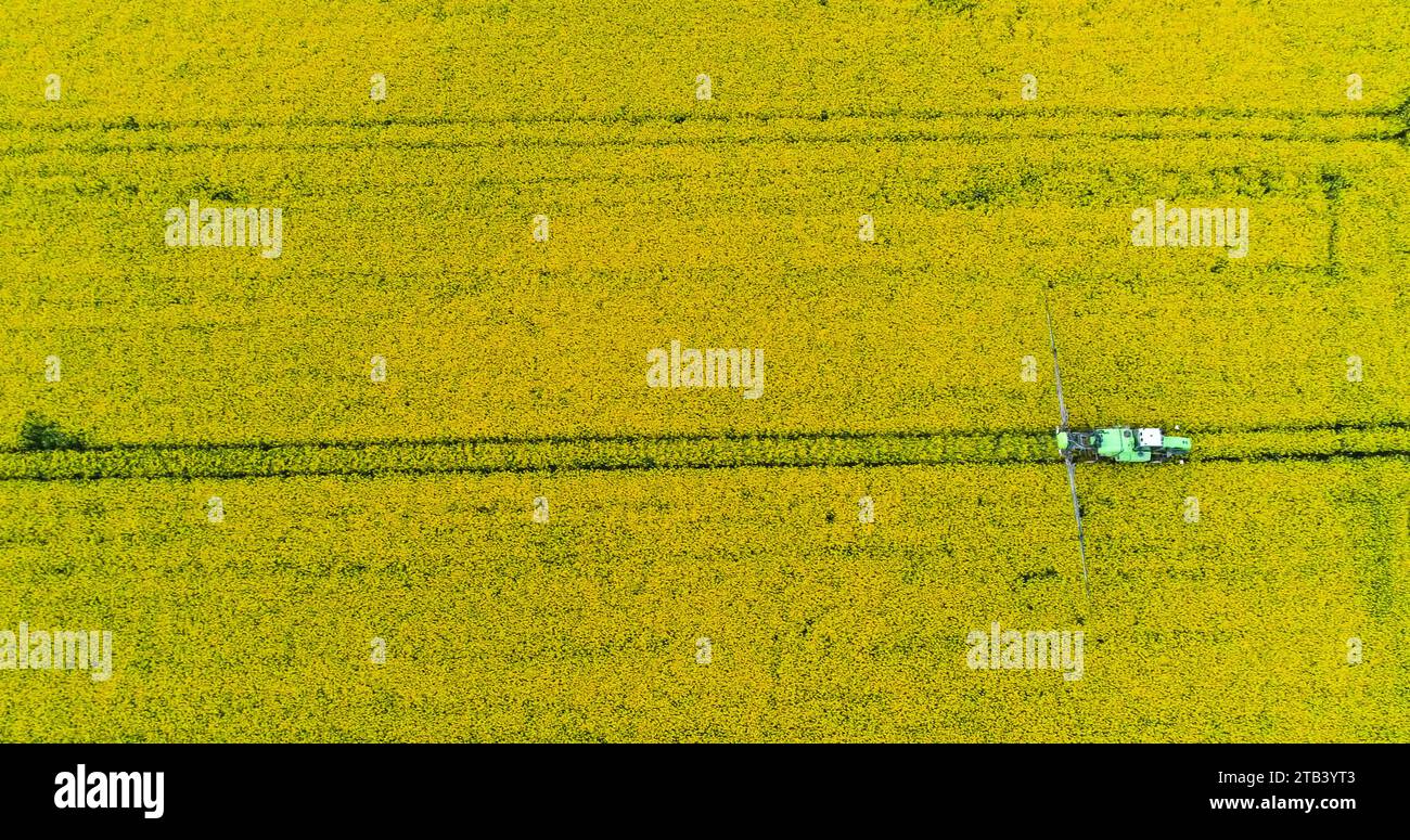 Farm tractor spray field 4k hi-res stock photography and images - Alamy