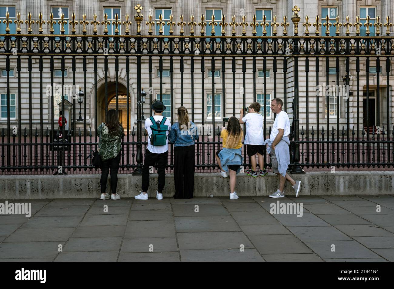 Crowd buckingham palace hi-res stock photography and images - Alamy