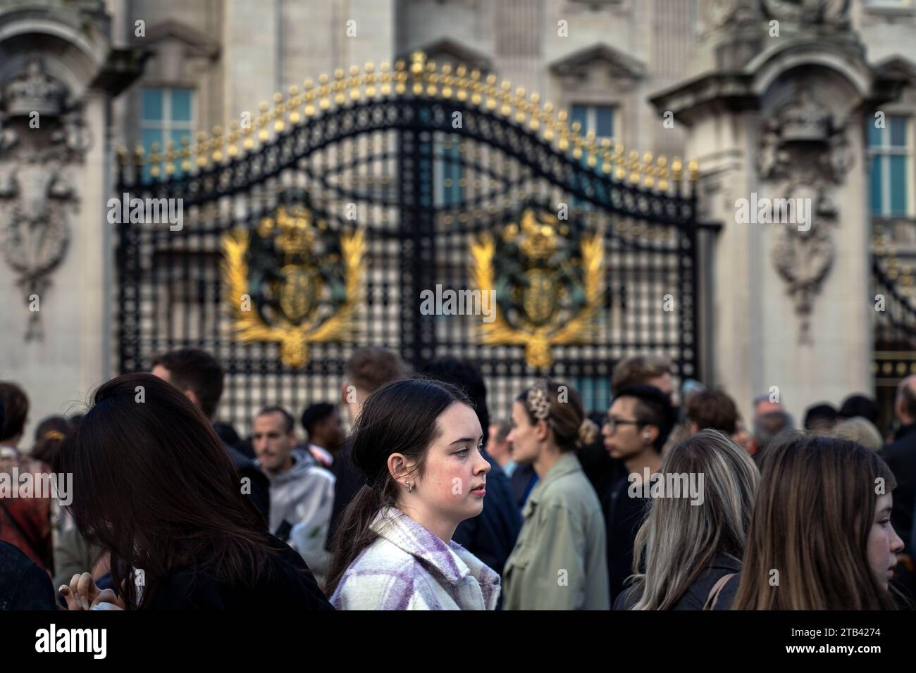 Buckingham palace queen crowd hi-res stock photography and images - Alamy