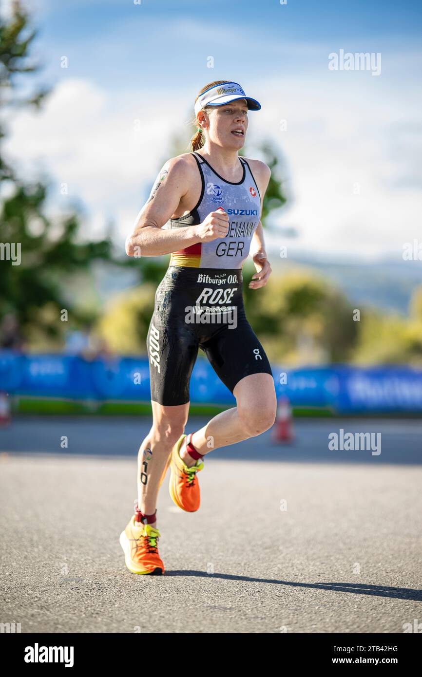 Laura Lindemann running in Pontevedra in the 2023 World Triathlon ...