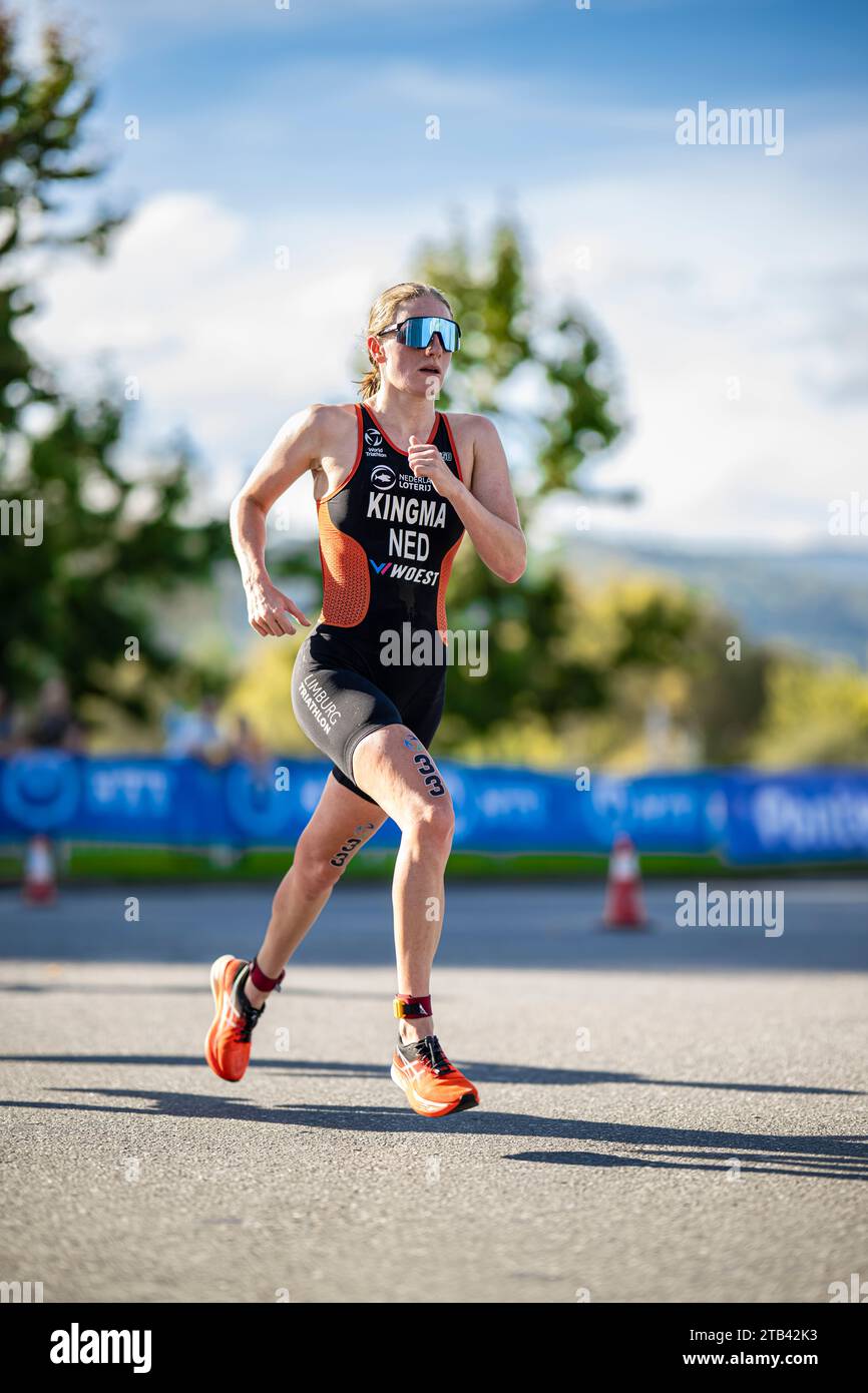 Maya Kingma running in Pontevedra in the 2023 World Triathlon ...