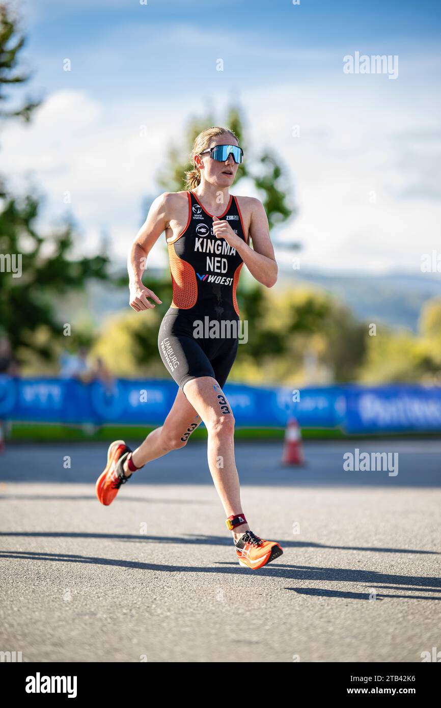 Maya Kingma running in Pontevedra in the 2023 World Triathlon ...