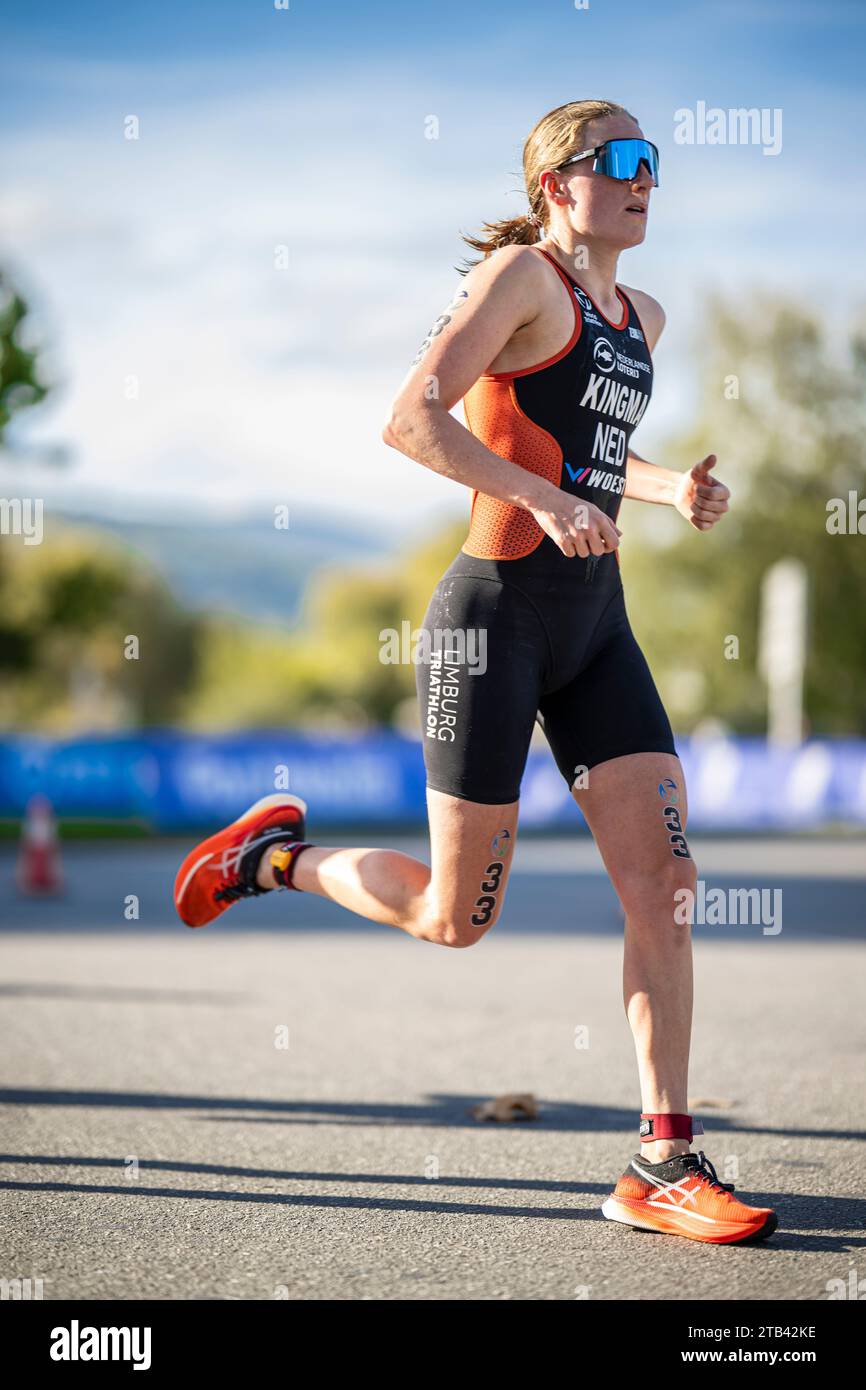 Maya Kingma running in Pontevedra in the 2023 World Triathlon ...
