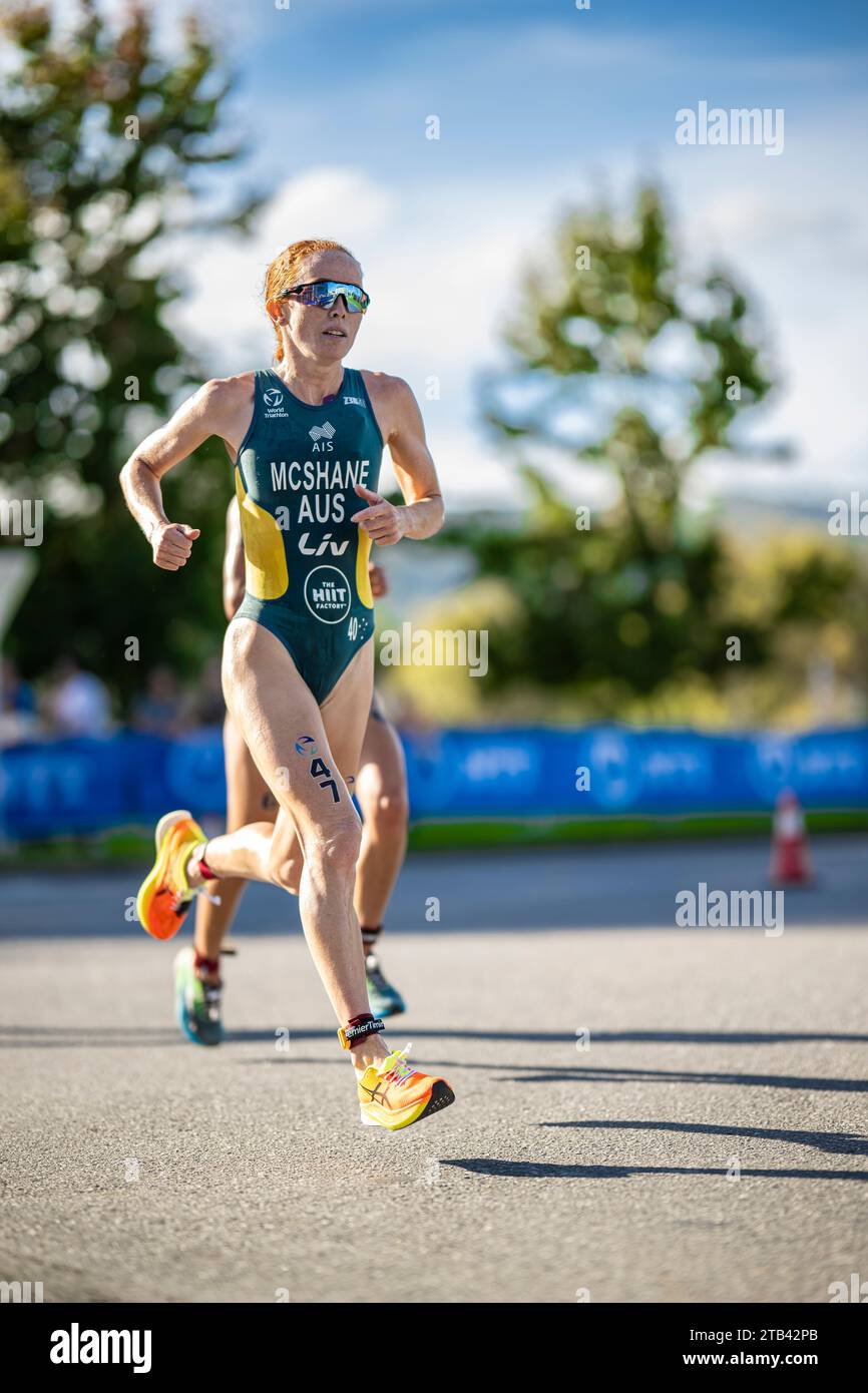 Charlotte McShane running in Pontevedra in the 2023 World Triathlon ...