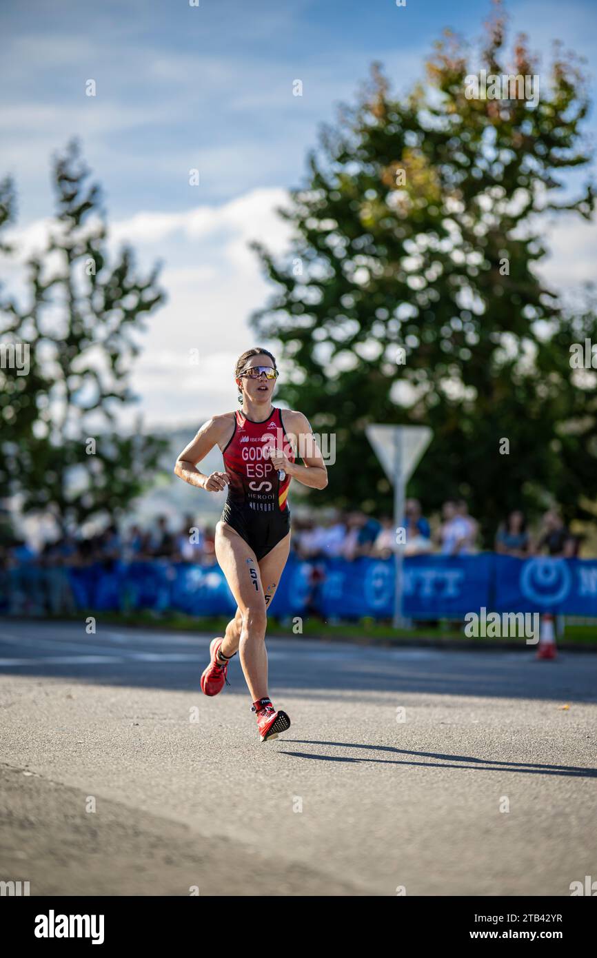 Anna Godoy Contreras running in Pontevedra in the 2023 World Triathlon ...