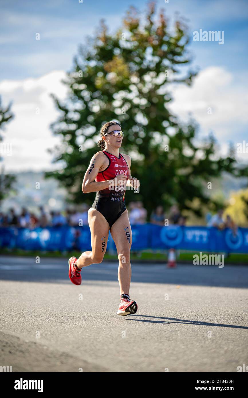 Anna Godoy Contreras running in Pontevedra in the 2023 World Triathlon ...