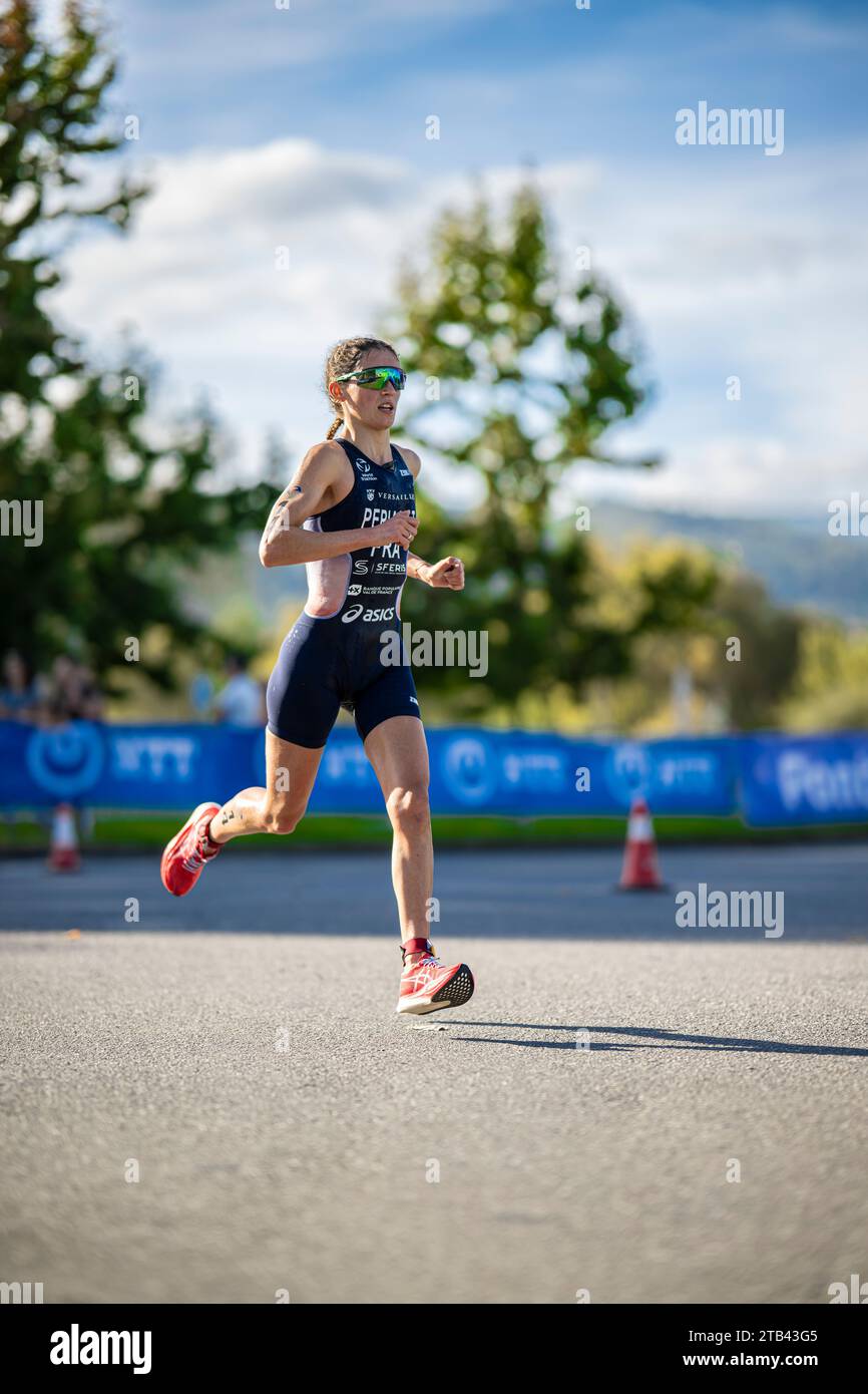 Leonie Periault running in Pontevedra in the 2023 World Triathlon ...