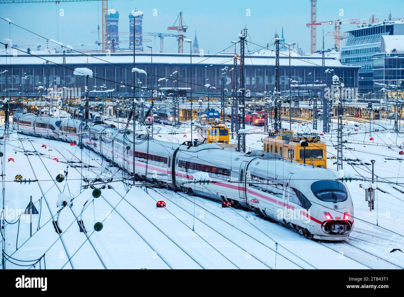 ICE bei Abfahrt vom Münchner Hauptbahnhof, Schneechaos, 4. Dezember ...