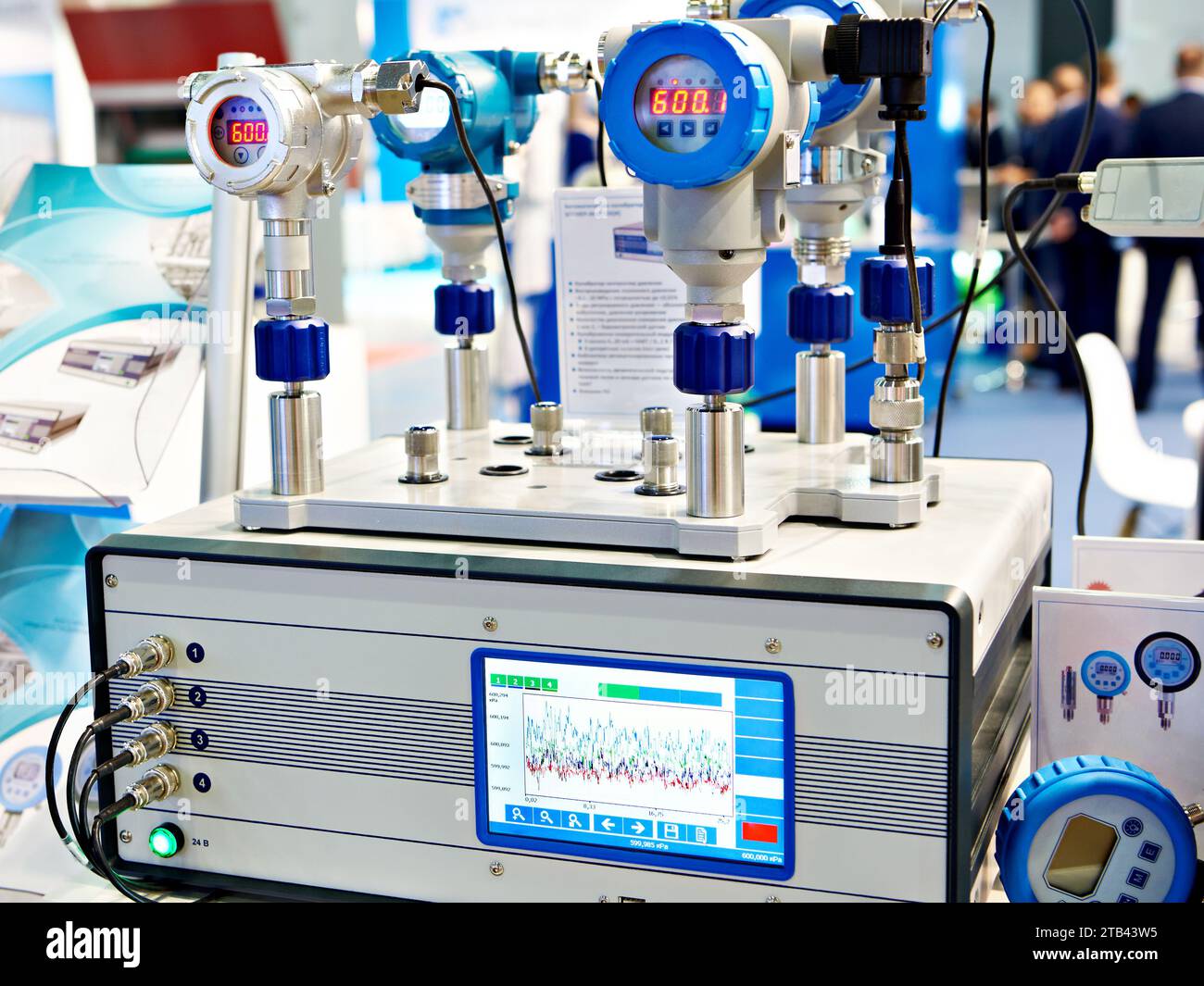 Pressure gauge calibration hi-res stock photography and images - Alamy