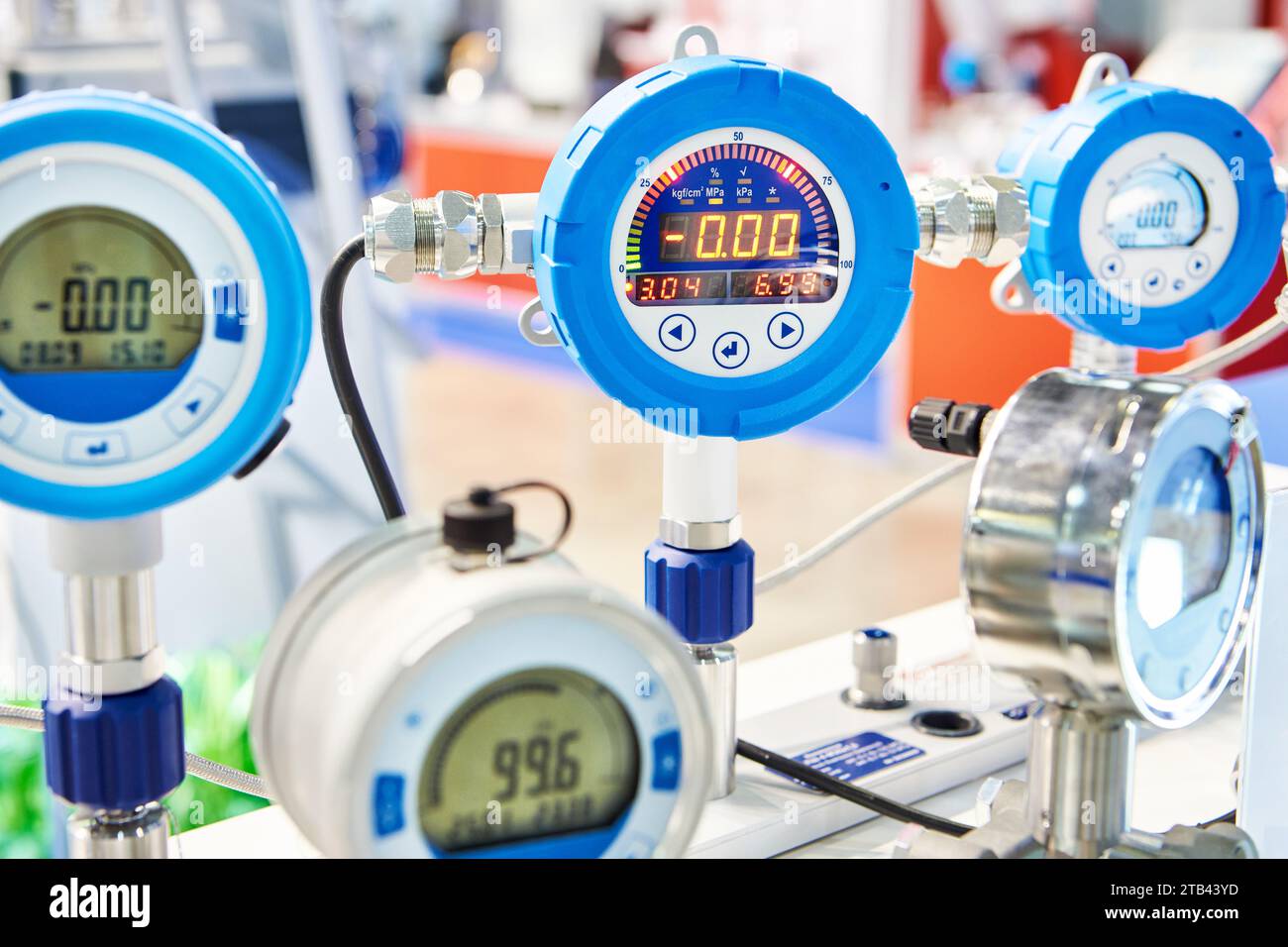 Electronic digital pressure gauge for precision measurements at an ...