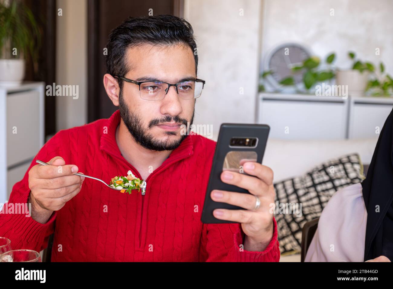 Using phone while eating family hi-res stock photography and images - Alamy