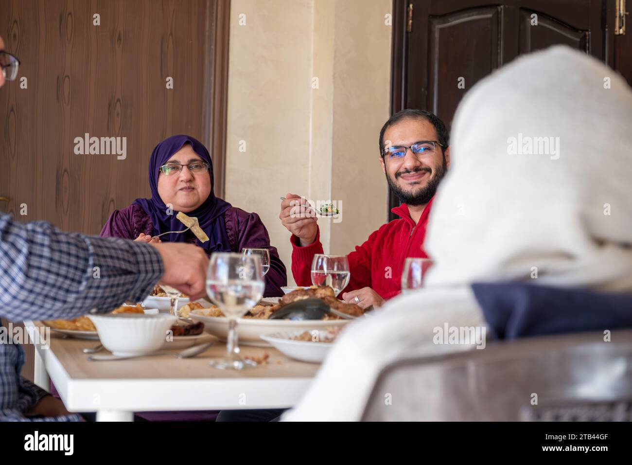Arab extended family hi-res stock photography and images - Alamy