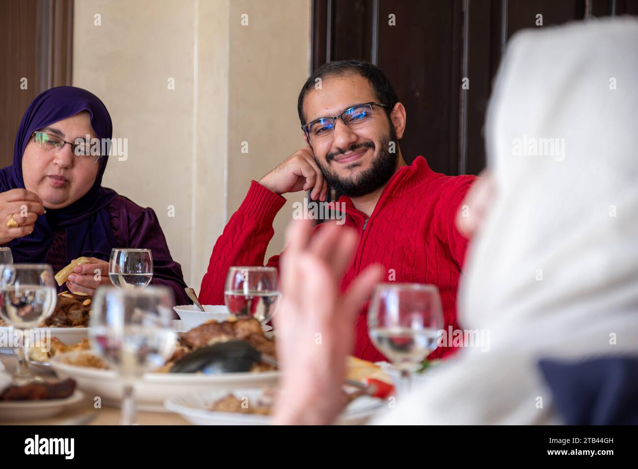 Arab extended family hi-res stock photography and images - Alamy