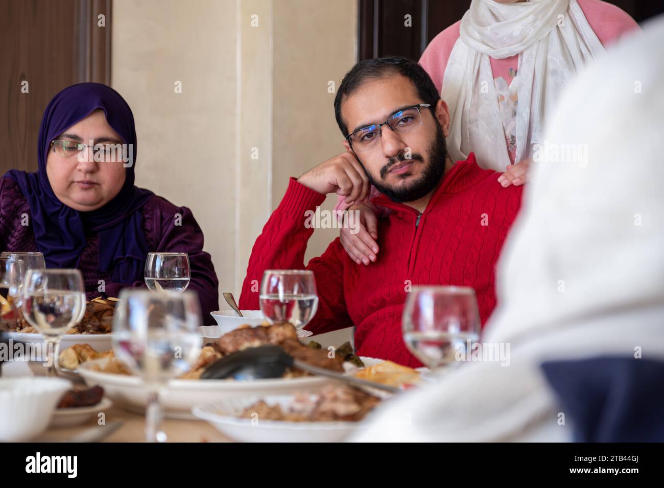 Arab extended family hi-res stock photography and images - Alamy