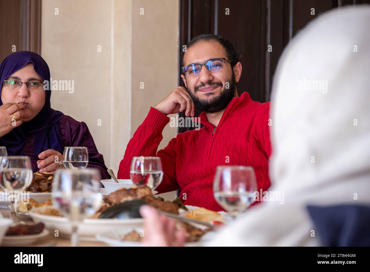 Arab extended family hi-res stock photography and images - Alamy