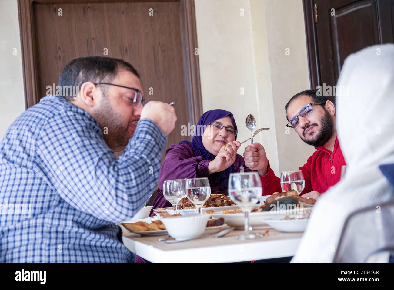 Arab extended family hi-res stock photography and images - Alamy