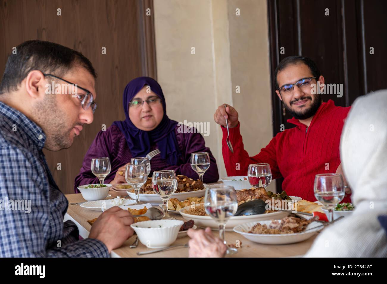 Arab extended family hi-res stock photography and images - Alamy