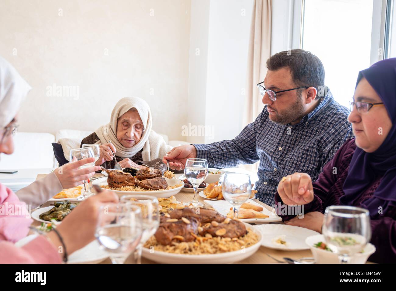 Arab extended family hi-res stock photography and images - Alamy