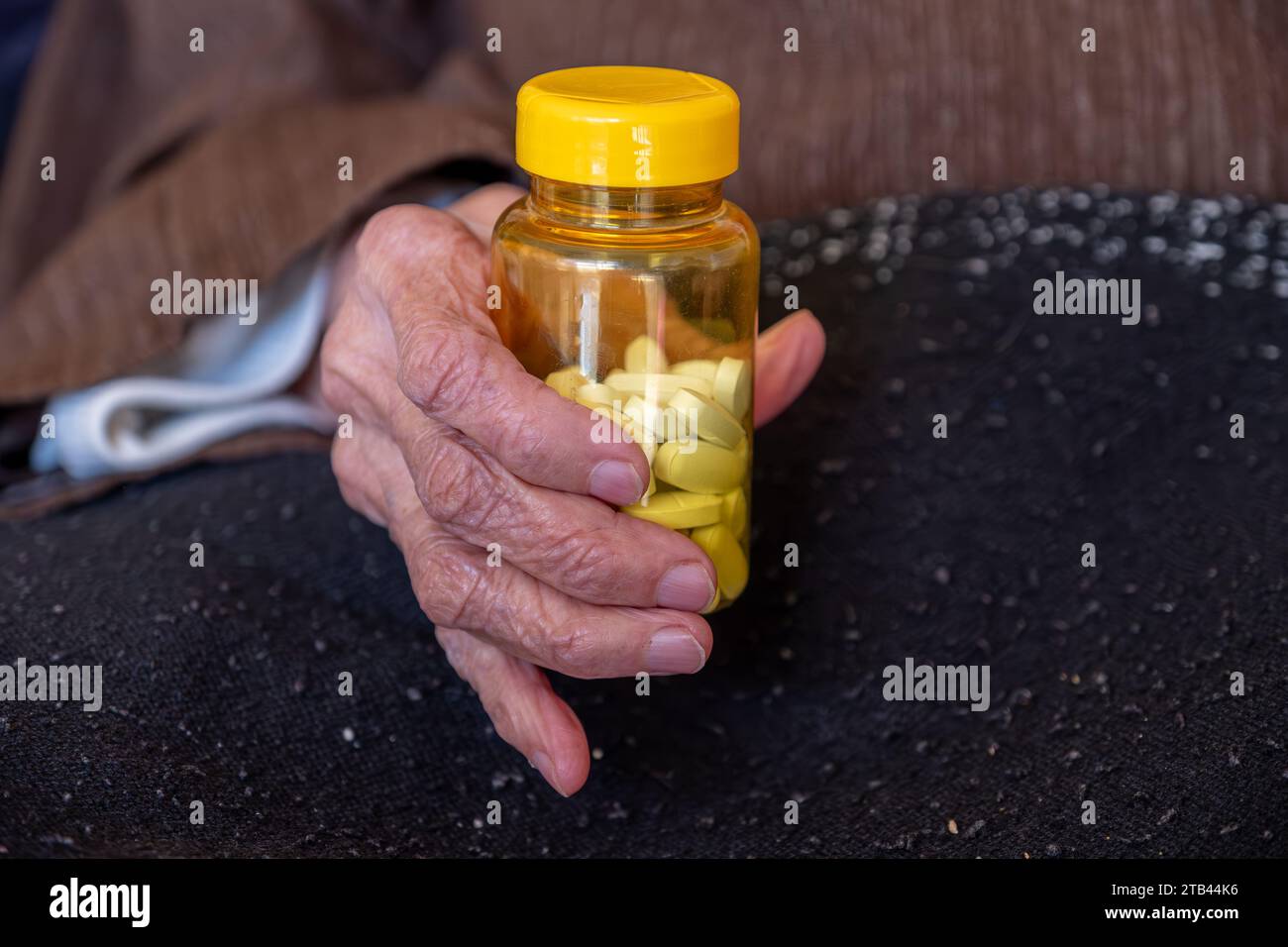old woman hands holding medicine pills Stock Photo - Alamy