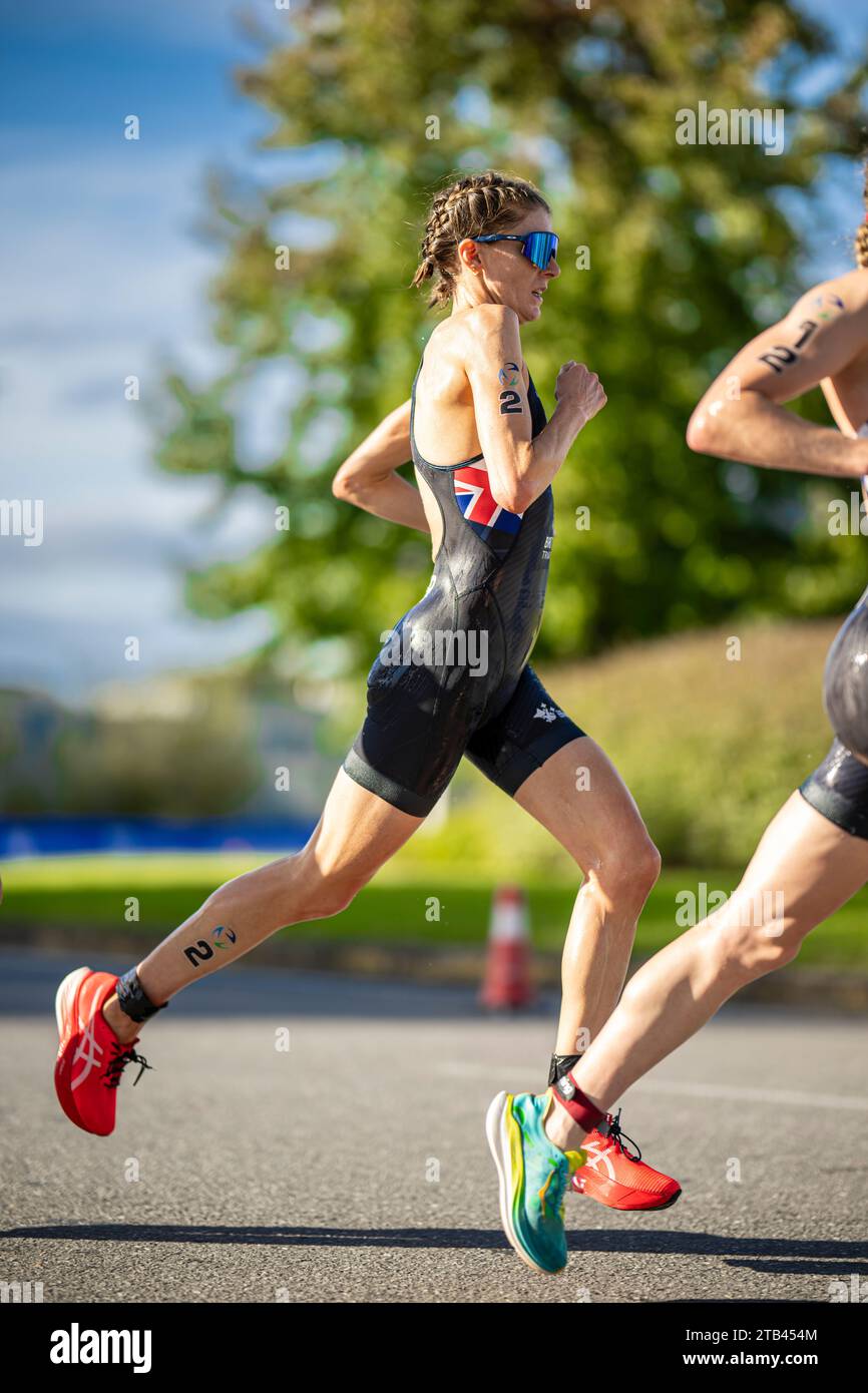 Beth Potter running in Pontevedra in the 2023 World Triathlon ...