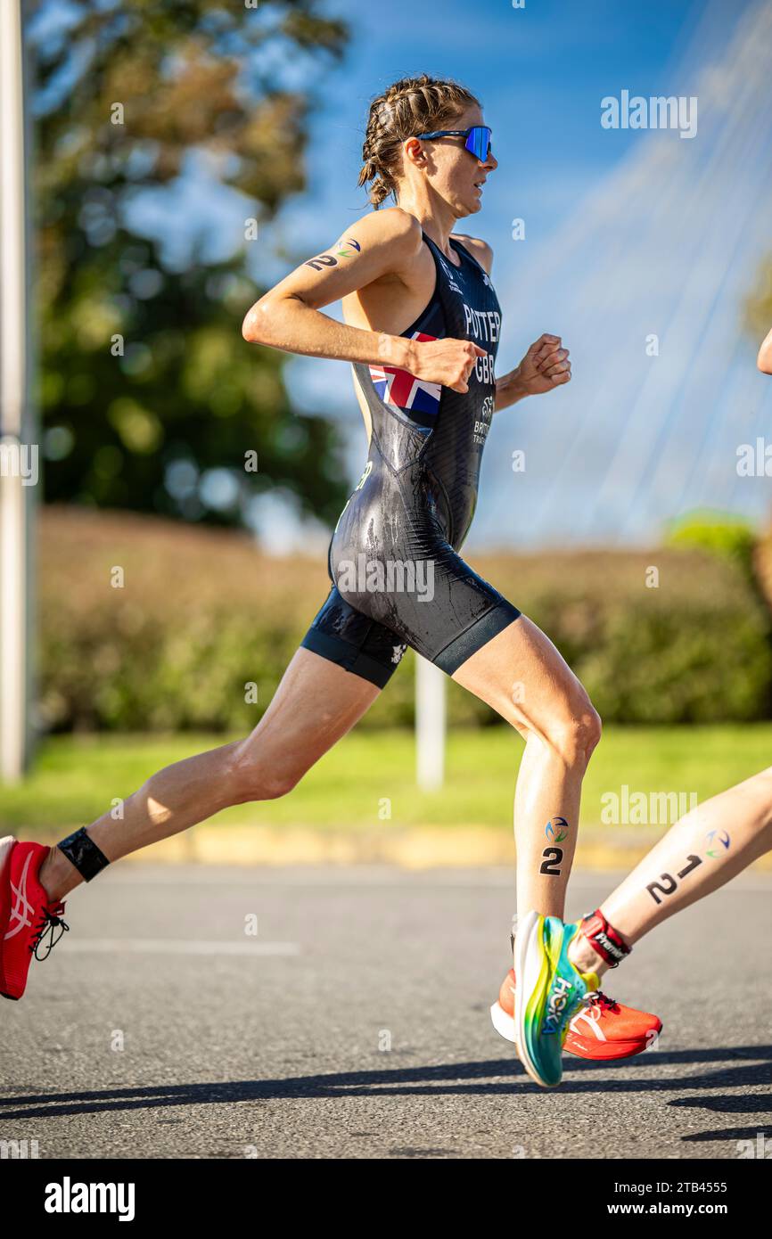 Beth Potter running in Pontevedra in the 2023 World Triathlon ...