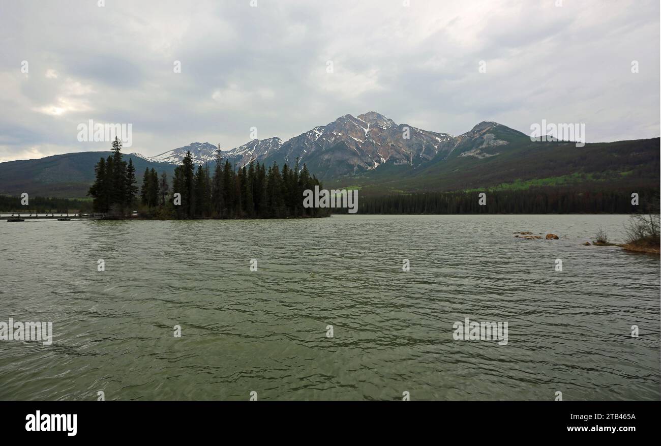 Pyramid lake jasper national park hi-res stock photography and images ...